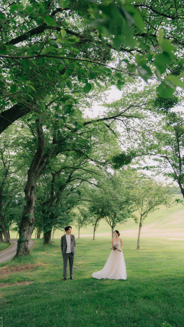 大草原とウェディングフォト。関東で“非日常”な前撮りが叶う場所 ｜mugi wedding（ムギウェディング）｜関東