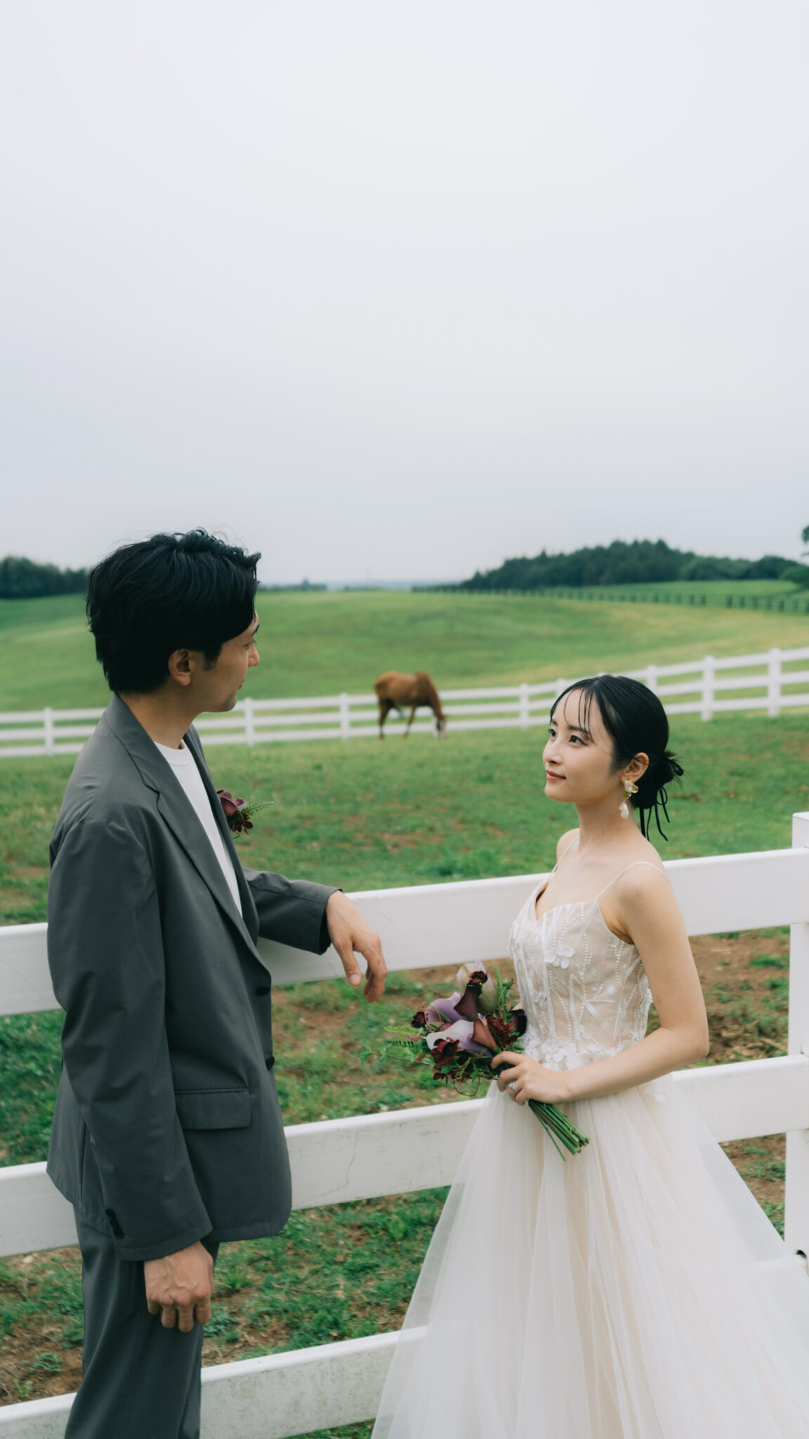 大草原とウェディングフォト。関東で“非日常”な前撮りが叶う場所 ｜mugi wedding（ムギウェディング）｜関東